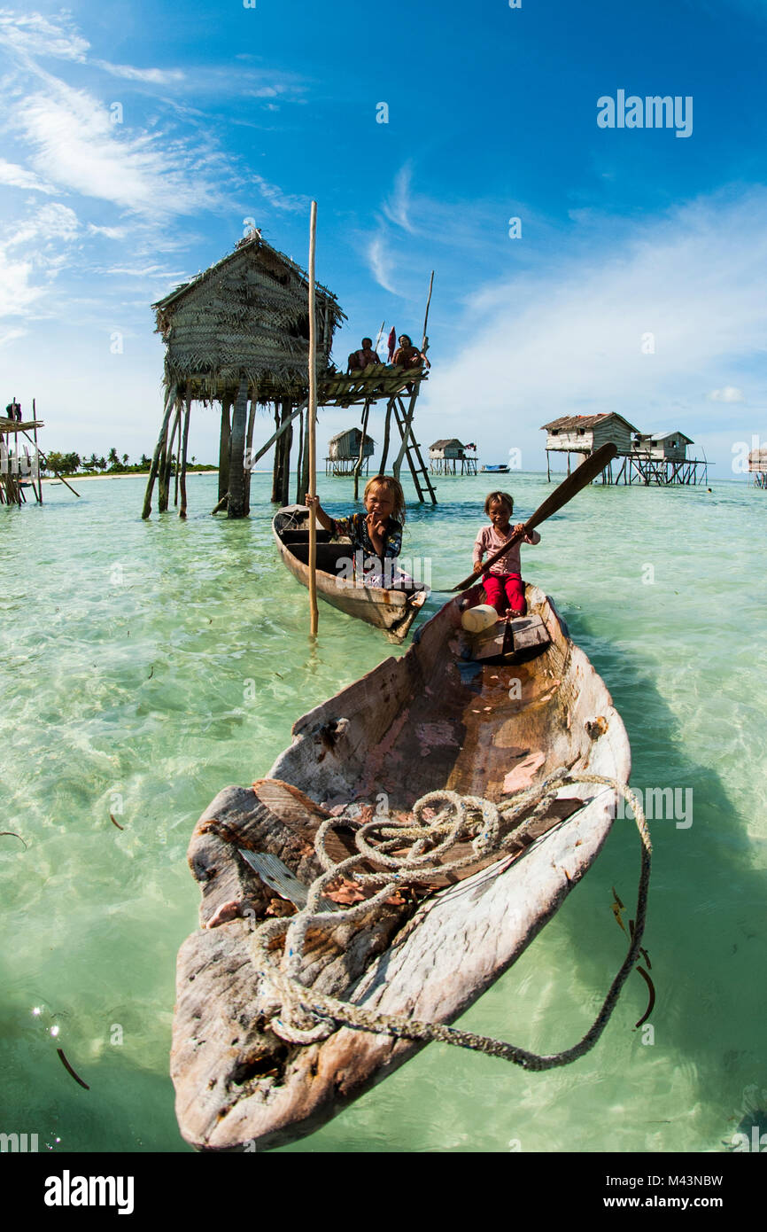 Fascinating images of the nomadic Borneo tribe who spend their lives on ...