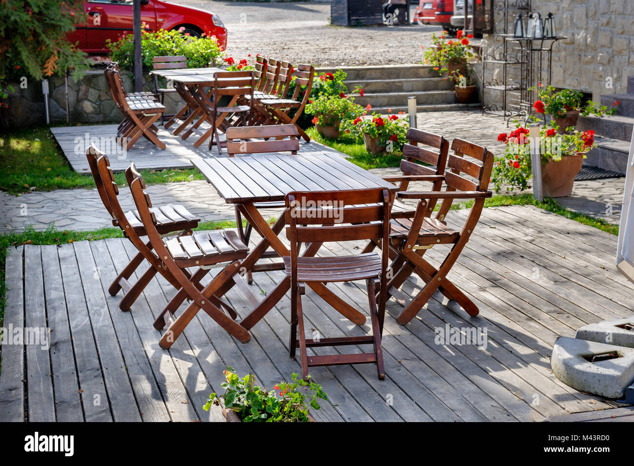 Empty table cafe hi-res stock photography and images - Alamy