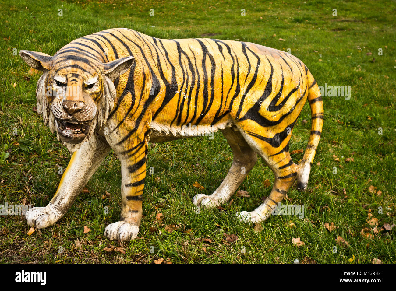Tiger statue hi-res stock photography and images - Alamy
