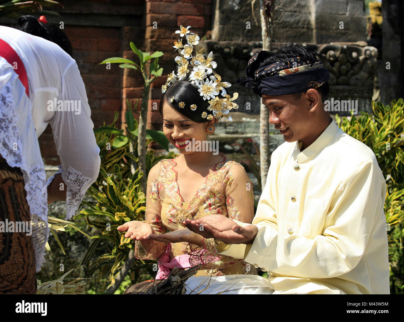 Wedding indonesia bride groom hi-res stock photography and images - Alamy
