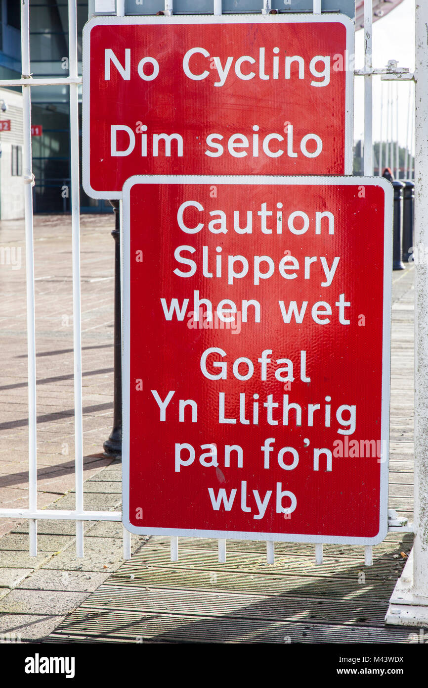 Welsh warning sign hi-res stock photography and images - Alamy