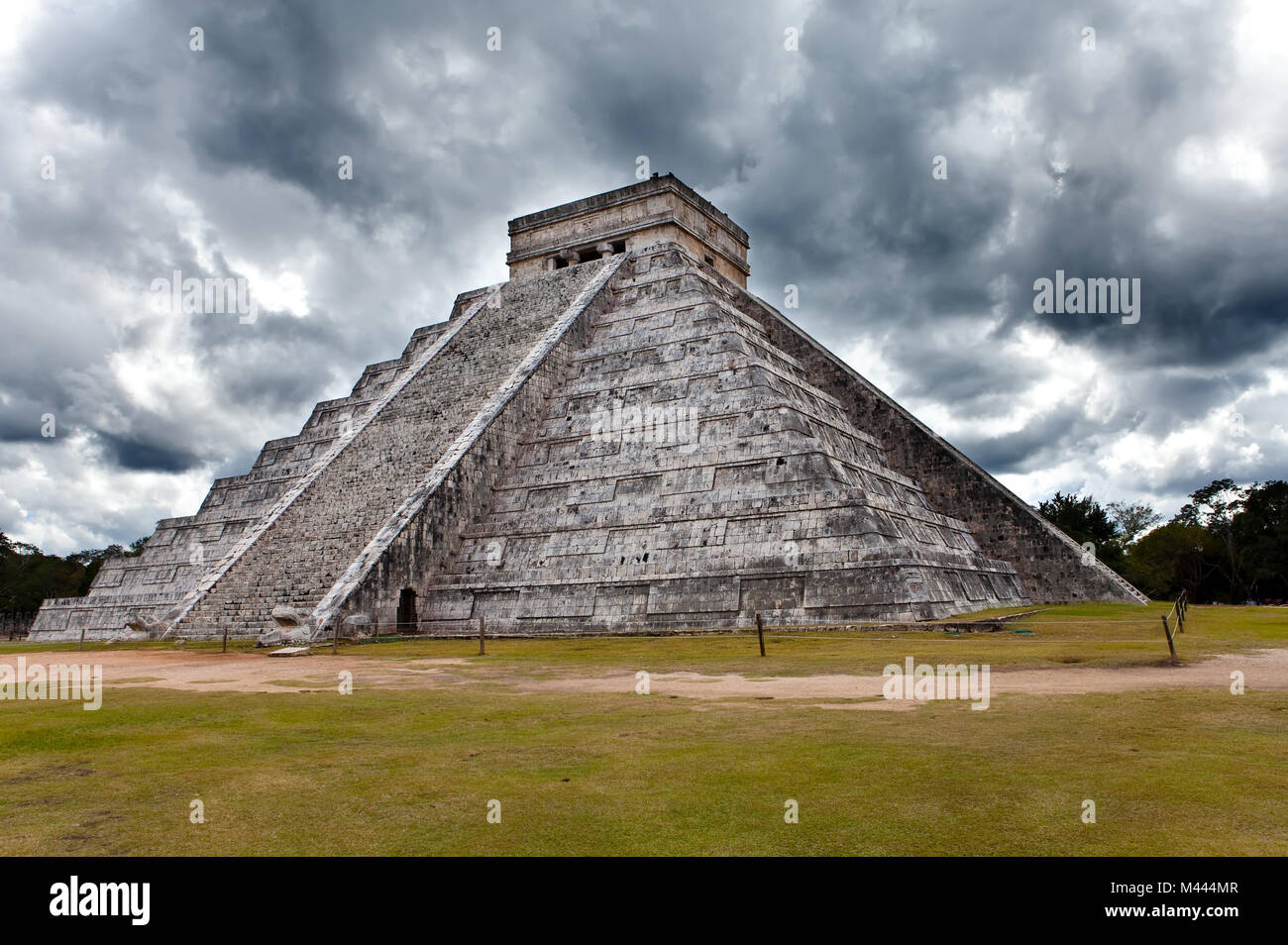 Kukulkan Pyramid in Chichen Itza on the Yucatan Stock Photo - Alamy