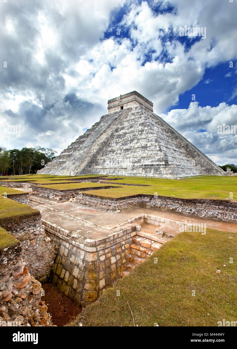 Kukulkan Pyramid in Chichen Itza on the Yucatan Stock Photo - Alamy