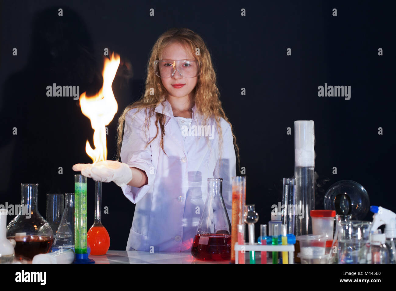Girl science experiment hi-res stock photography and images - Alamy