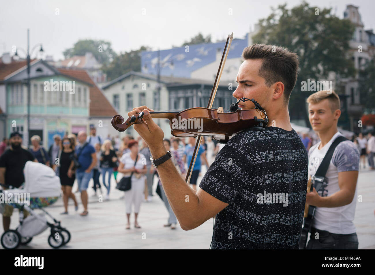 Buskers playing music in public hi-res stock photography and images - Alamy