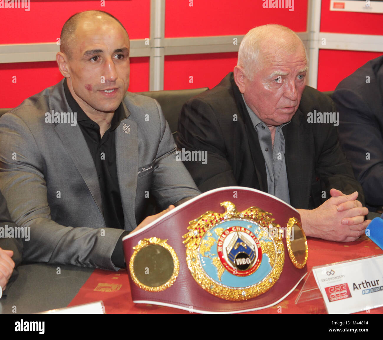 WBO Boxweltmeister Arthur Abraham mit Trainer Ulli Wegner Stock Photo ...