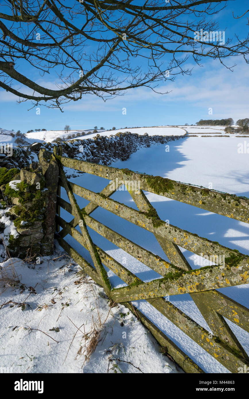 Snow covered wooden gate hi-res stock photography and images - Alamy