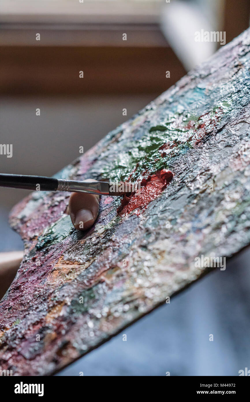 Male artist mixing oil paint on palette, close up Stock Photo - Alamy