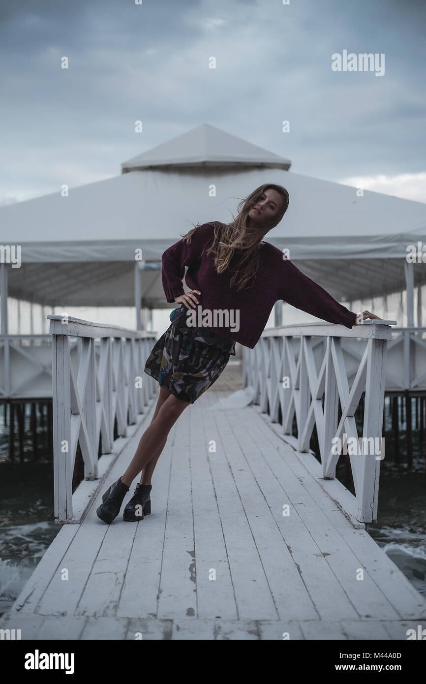 Leaning sideways hi-res stock photography and images - Alamy