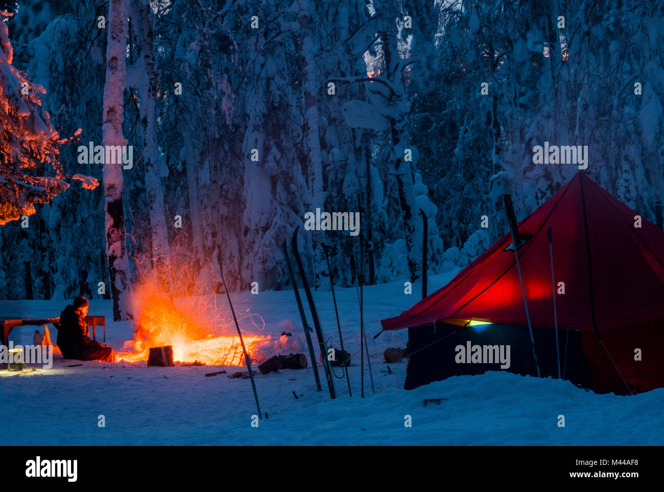 Tent in snow hi-res stock photography and images - Alamy