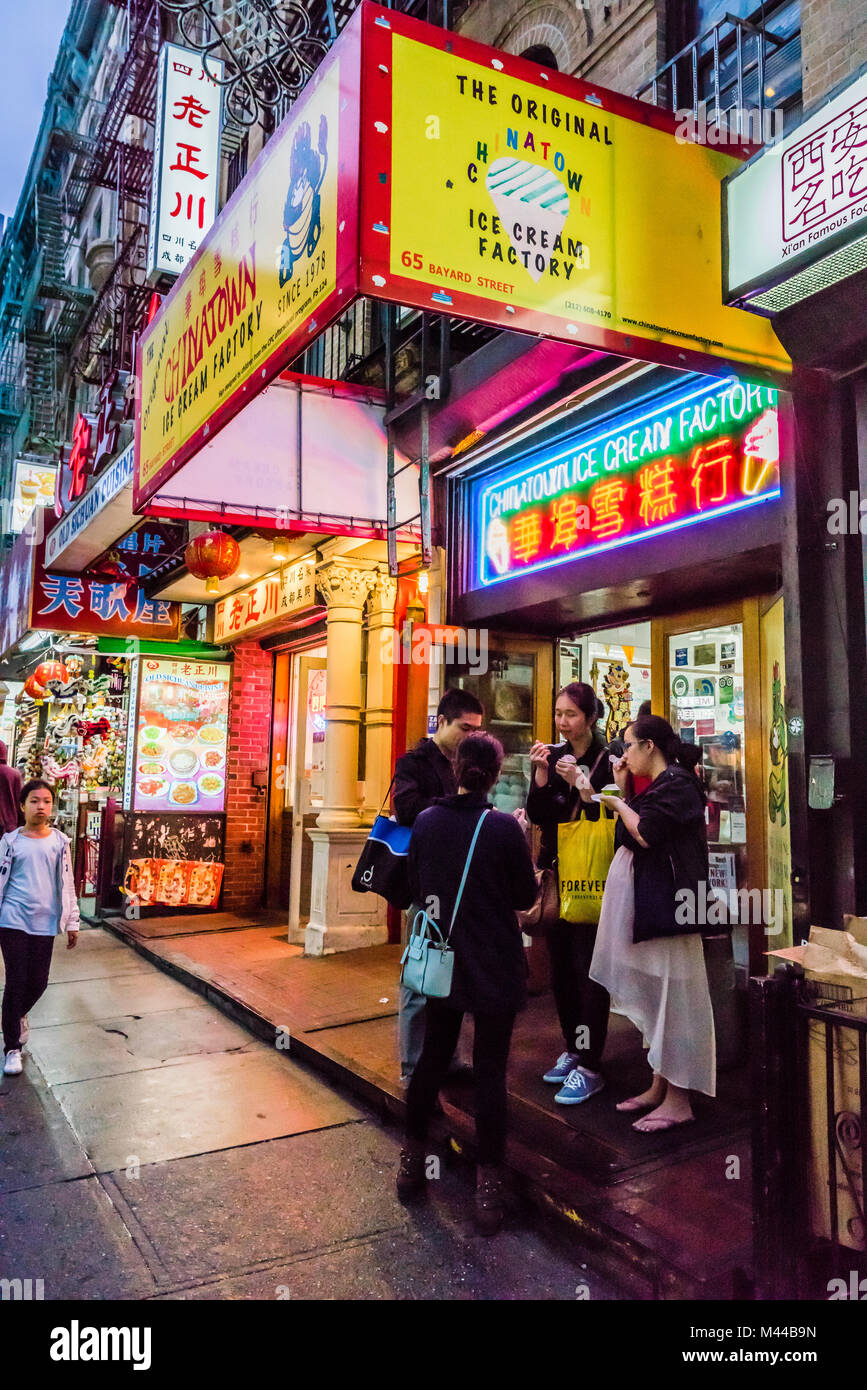 Canal street shops manhattan new hi-res stock photography and images ...