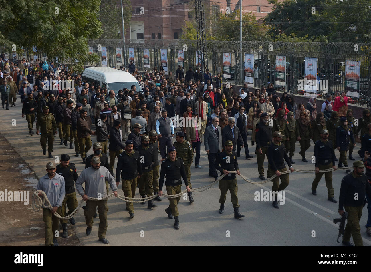 Lahore, Pakistan. 14th Feb, 2018. Pakistani mourners carry the coffin ...