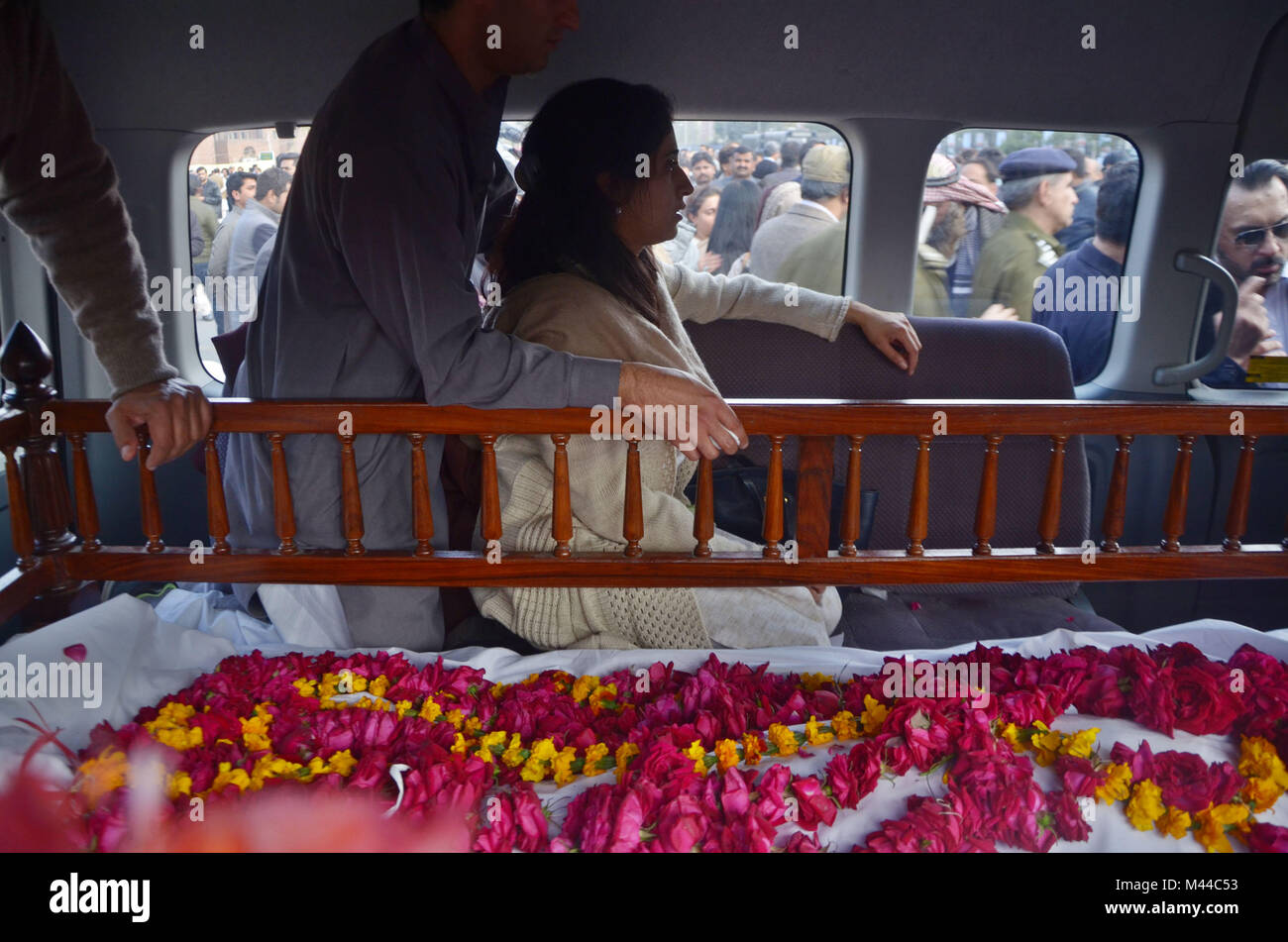Lahore, Pakistan. 14th Feb, 2018. Pakistani mourners carry the coffin ...