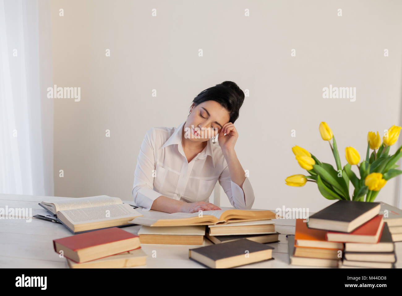Girl asleep table books hi-res stock photography and images - Alamy