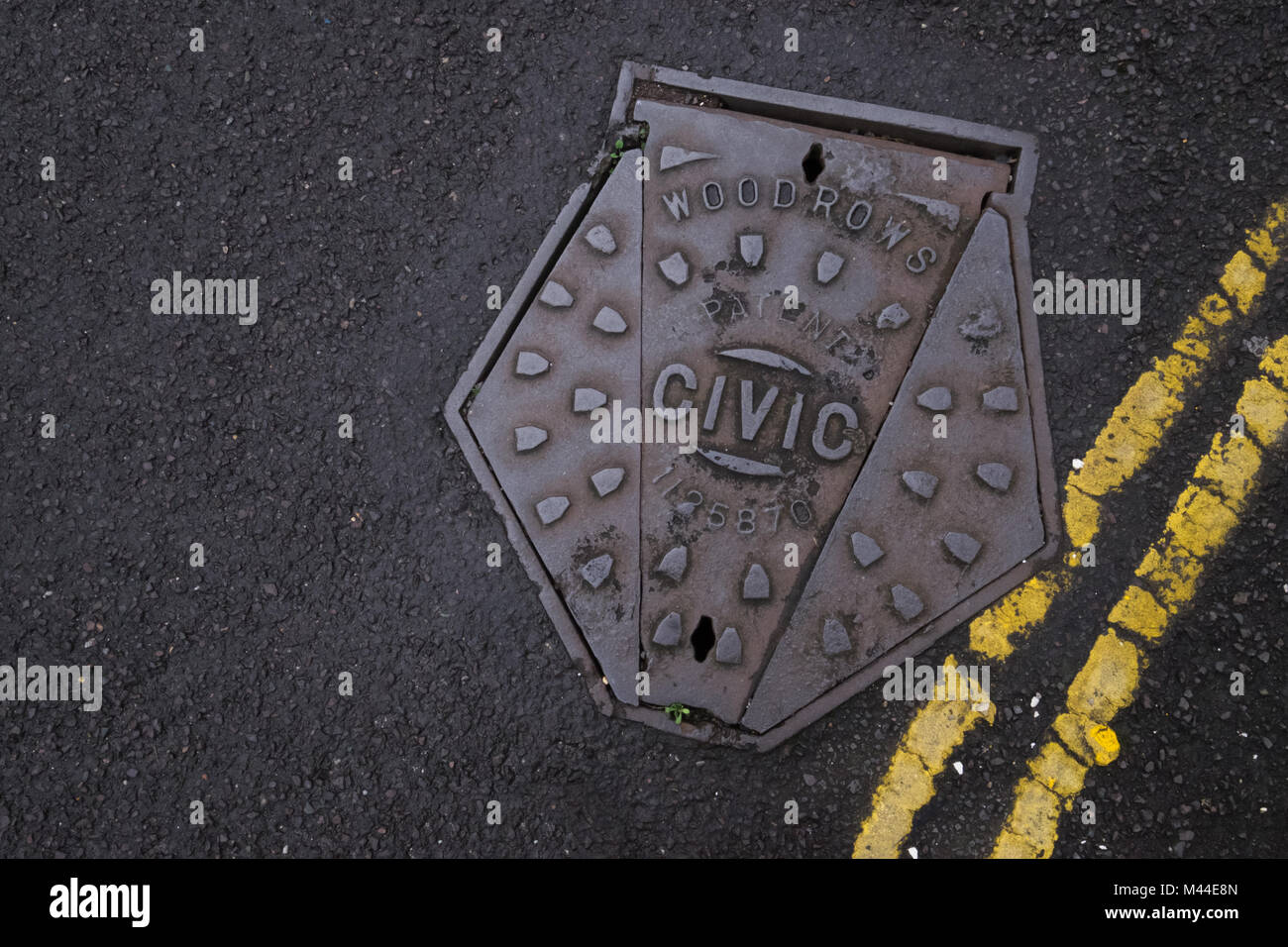 Utility cover and double yellow lines Stock Photo - Alamy
