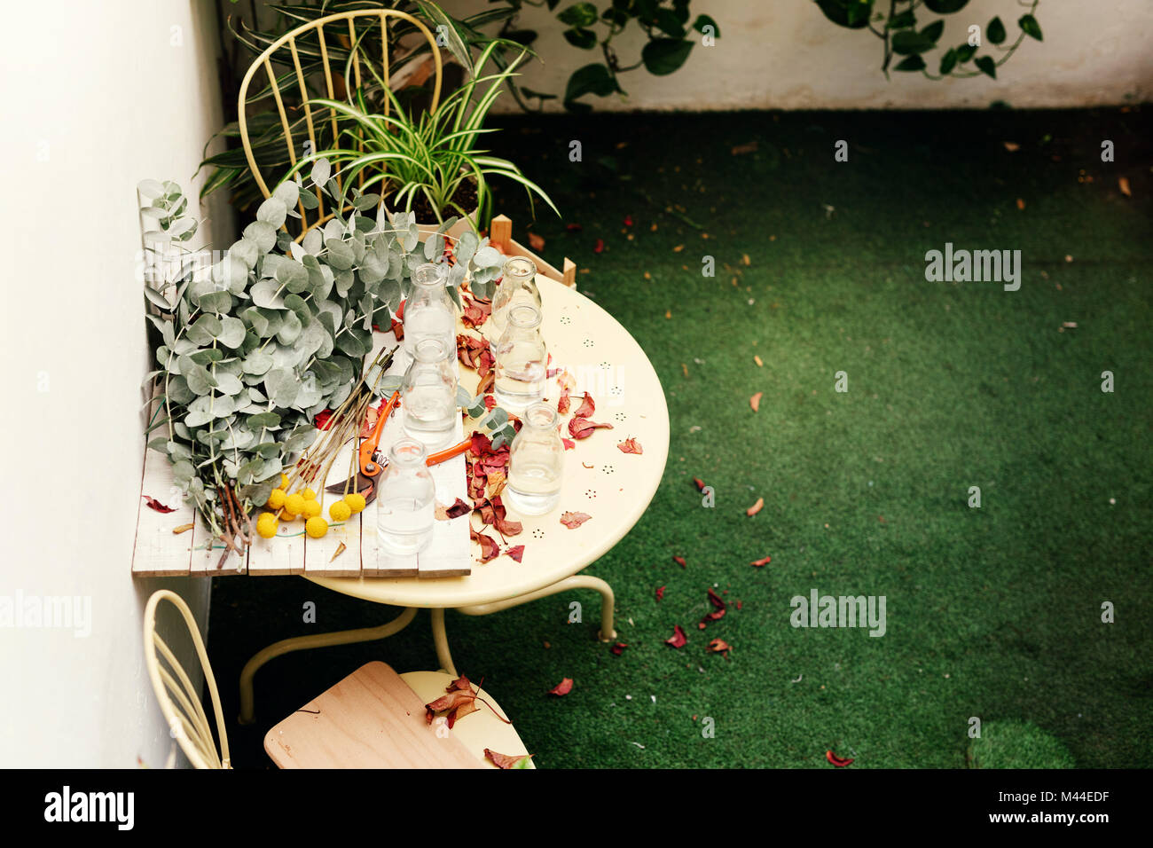 Working table of florist in greenhouse Stock Photo - Alamy