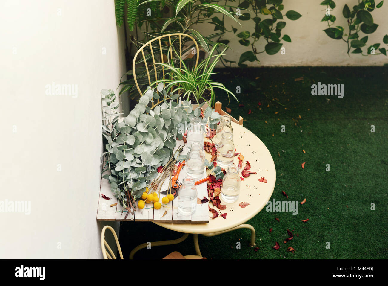 Working table of florist in greenhouse Stock Photo - Alamy
