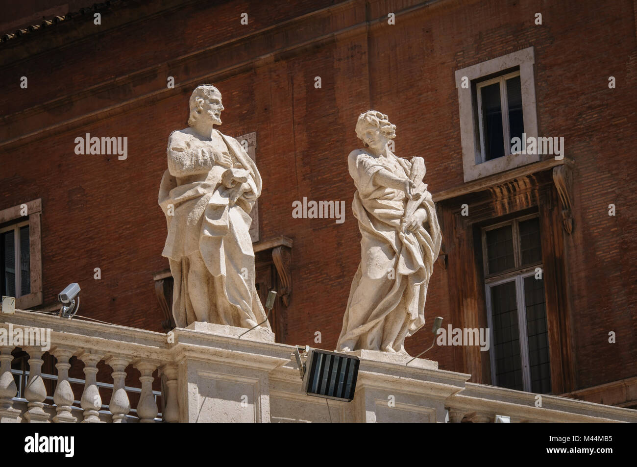 Statues on the roof of St. Peter Cathedral in Vatican Stock Photo - Alamy