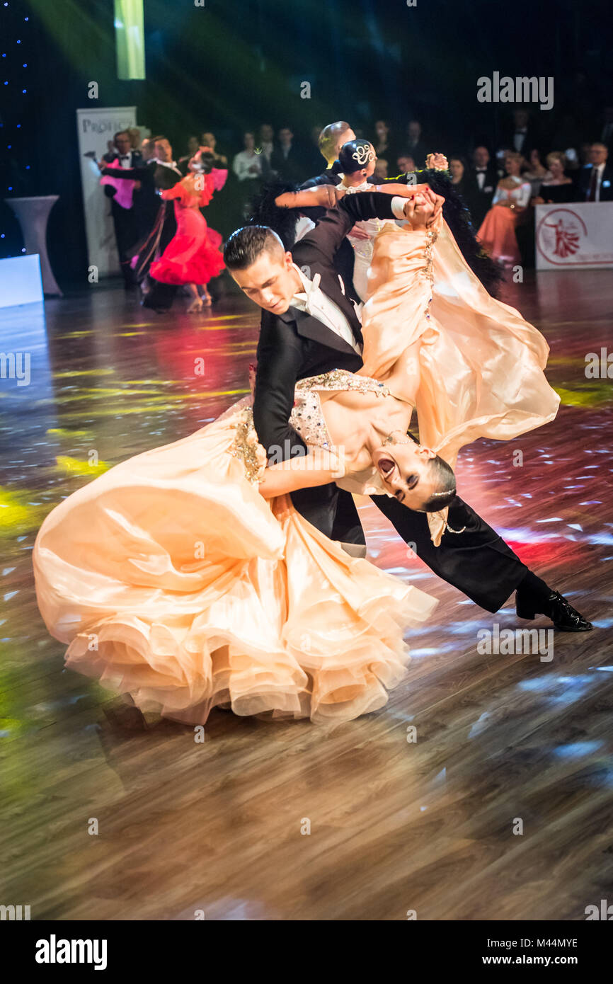 dancers dancing standard dance Stock Photo - Alamy