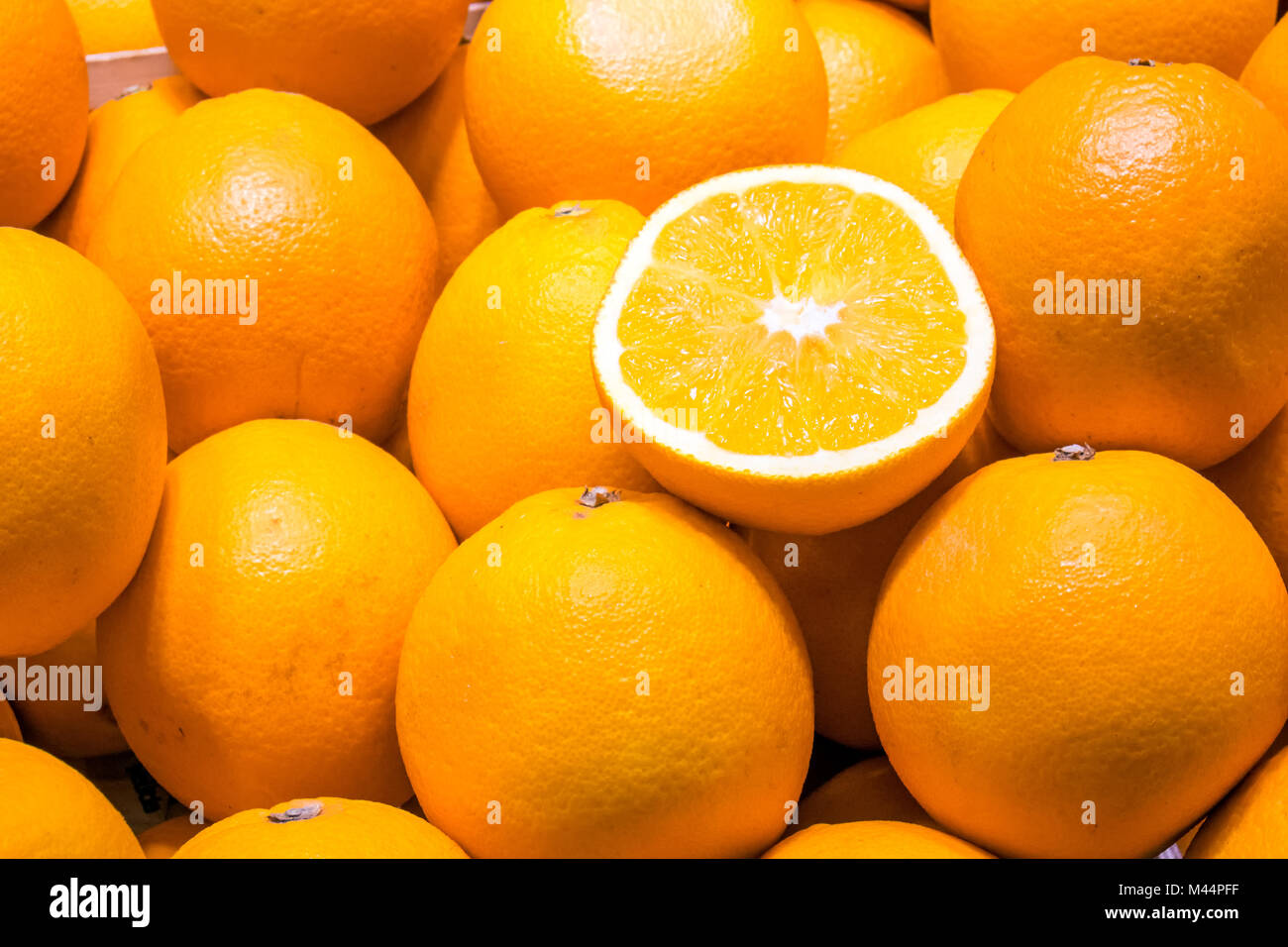 Fresh oranges for sale at the market Stock Photo - Alamy