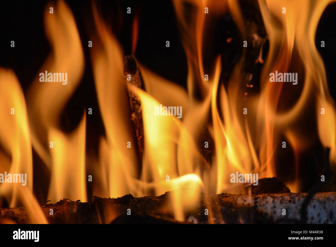 fireplace - burning down Stock Photo - Alamy