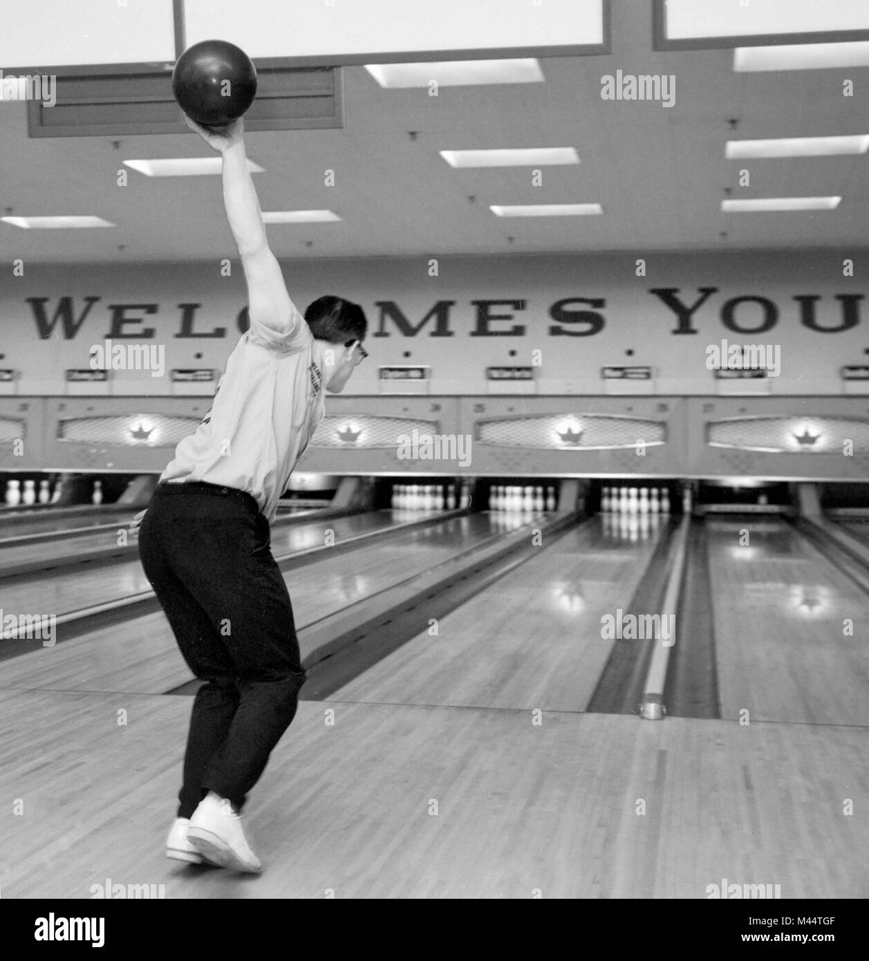 1950s historical rear view hi-res stock photography and images - Alamy