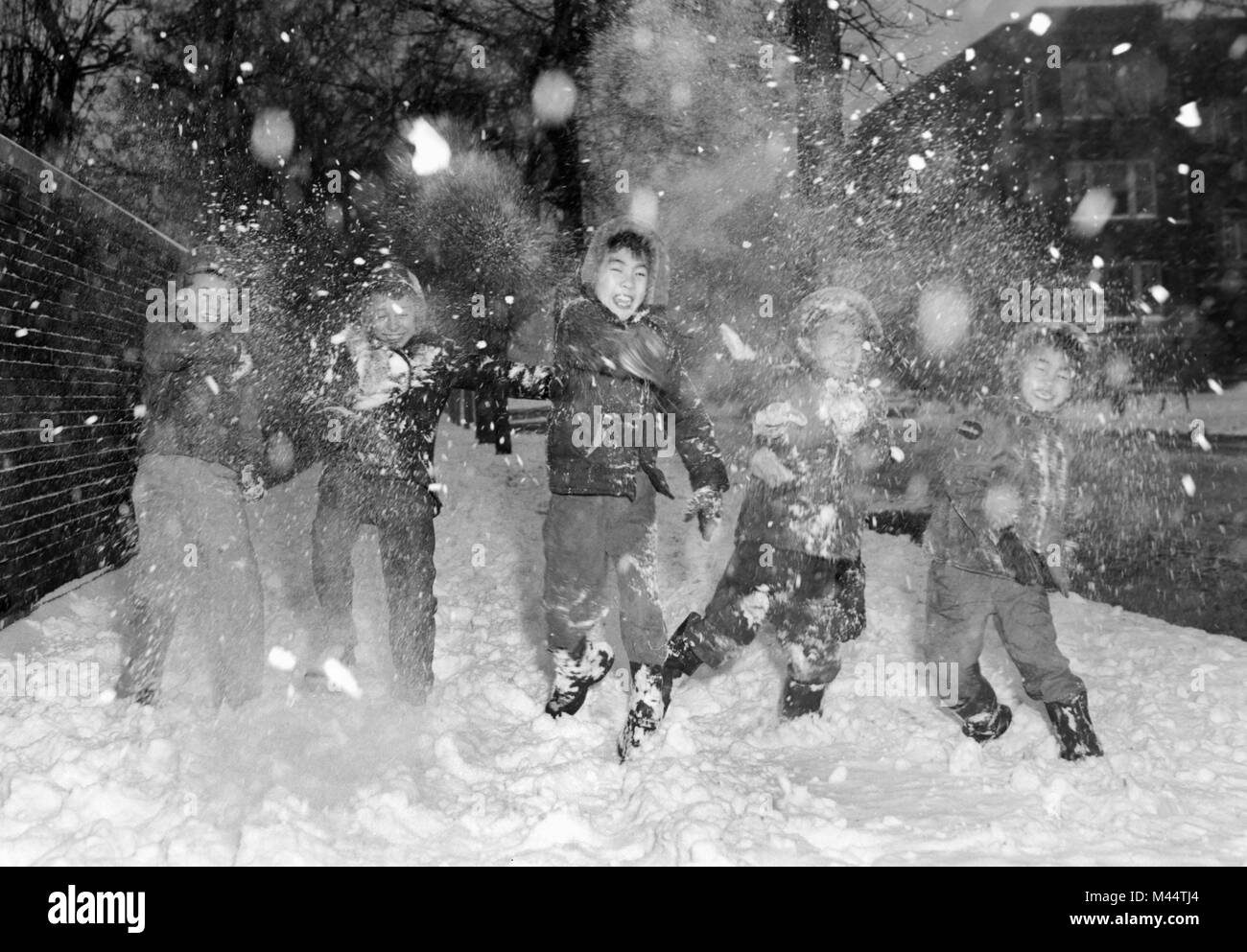Snowball fight 1960s hi-res stock photography and images - Alamy