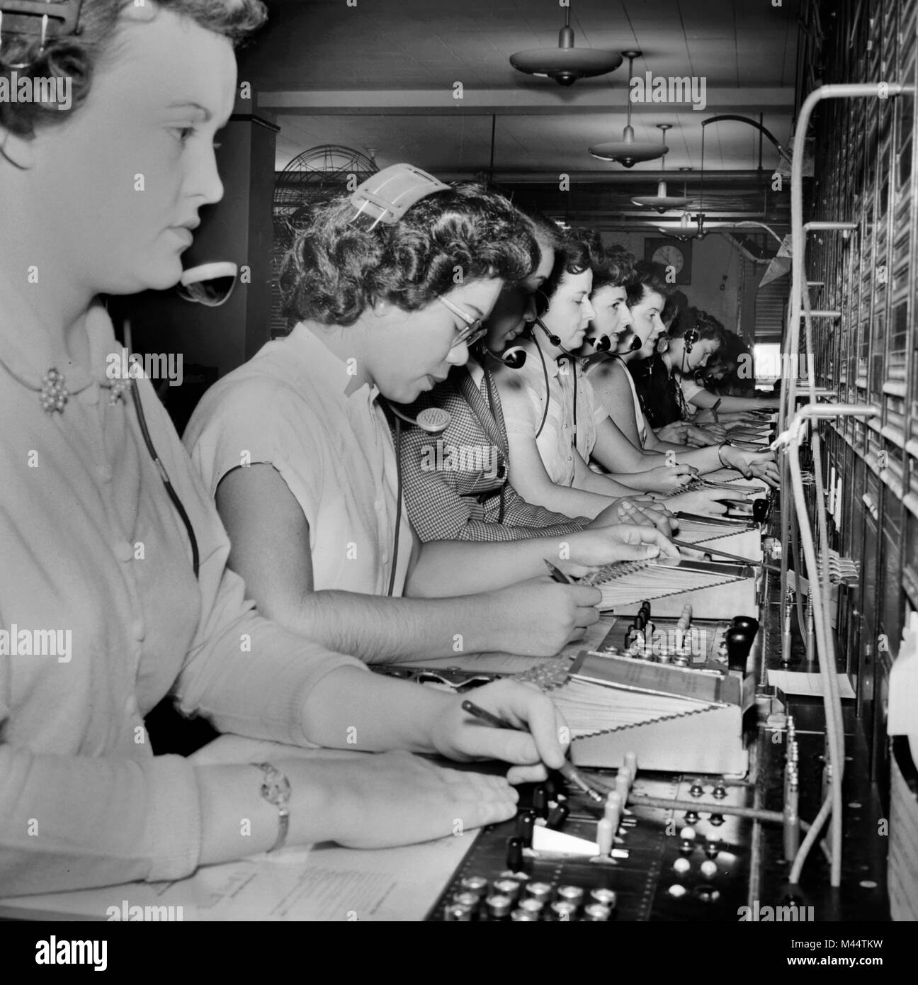 1950s telephone operator hi-res stock photography and images - Alamy