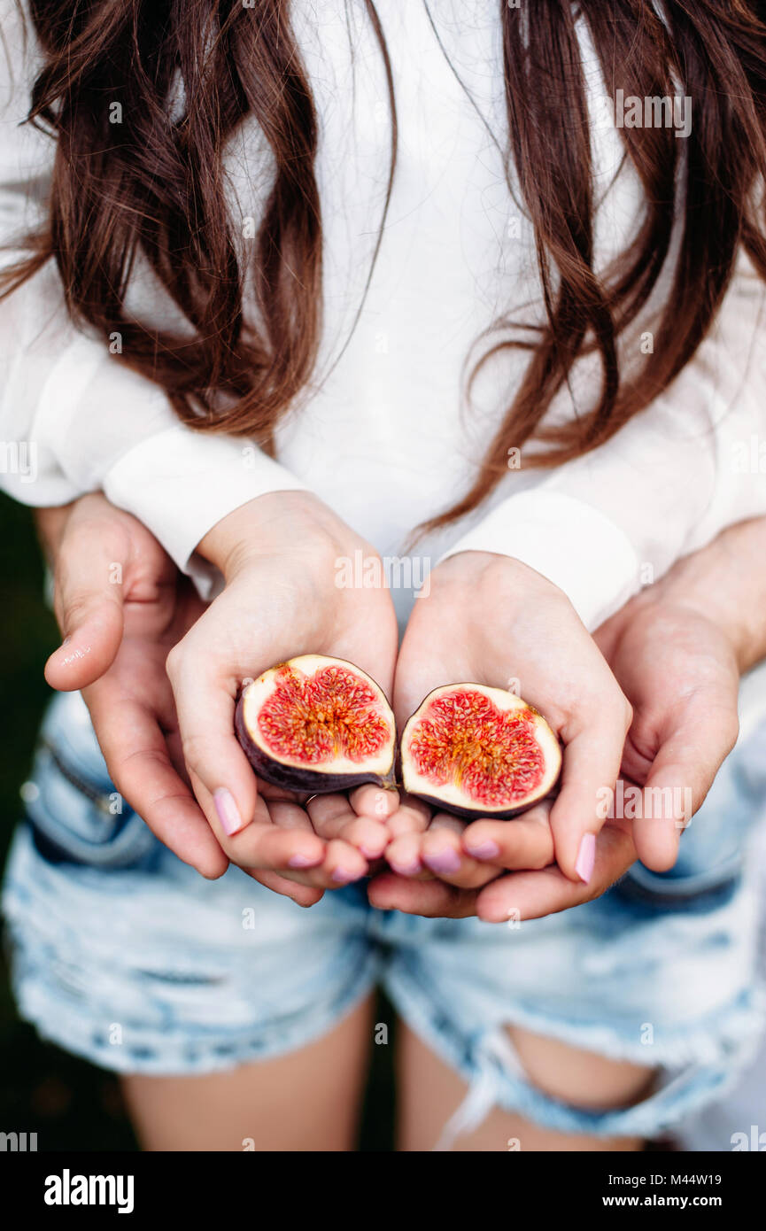 Hands holding figs hi-res stock photography and images - Alamy