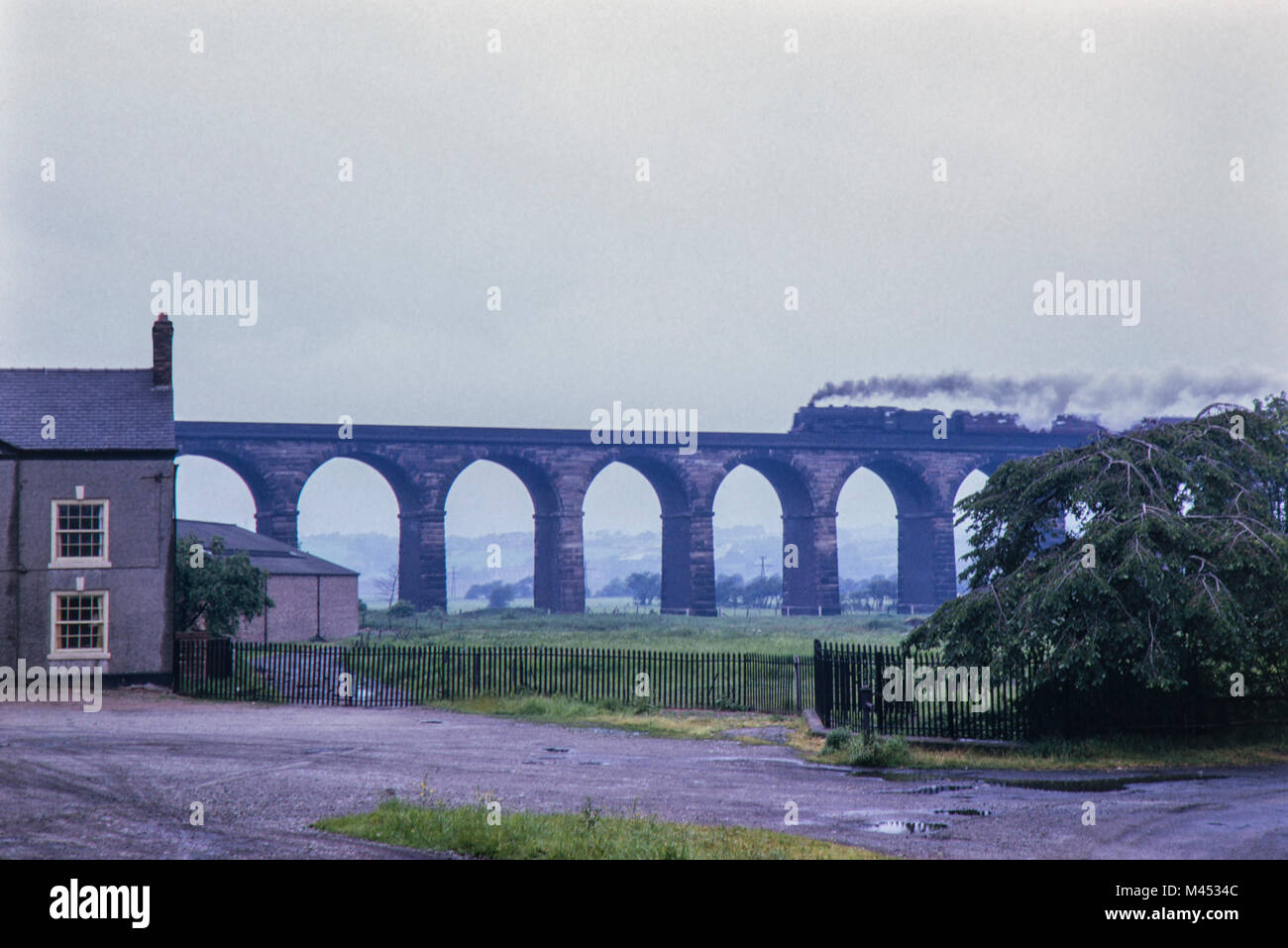 4 arch viaduct hi-res stock photography and images - Alamy