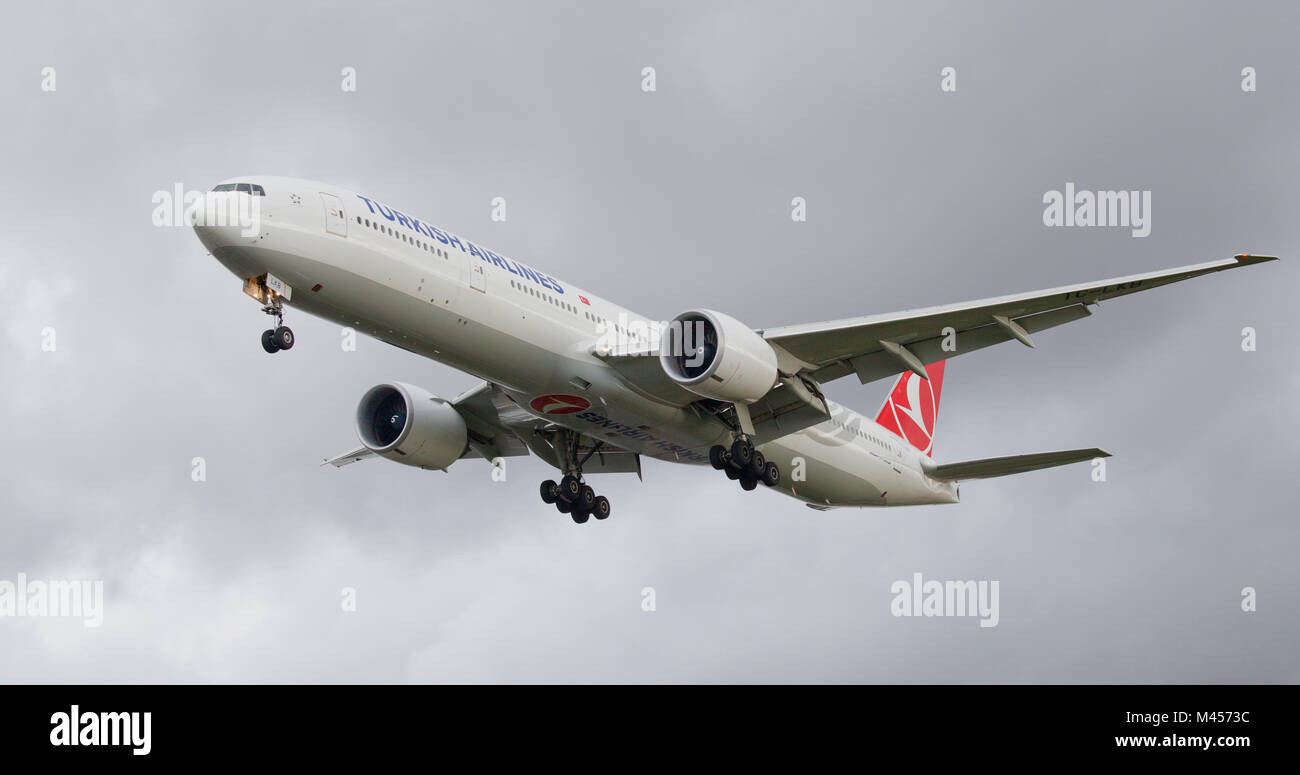 Turkish Airlines Boeing 777 TC-LKB on final approach to London-Heathrow ...