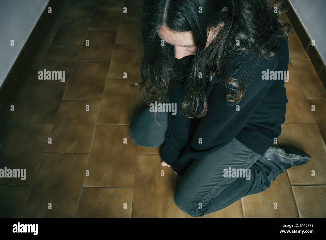 Pretty young girl kneeling hi-res stock photography and images - Alamy