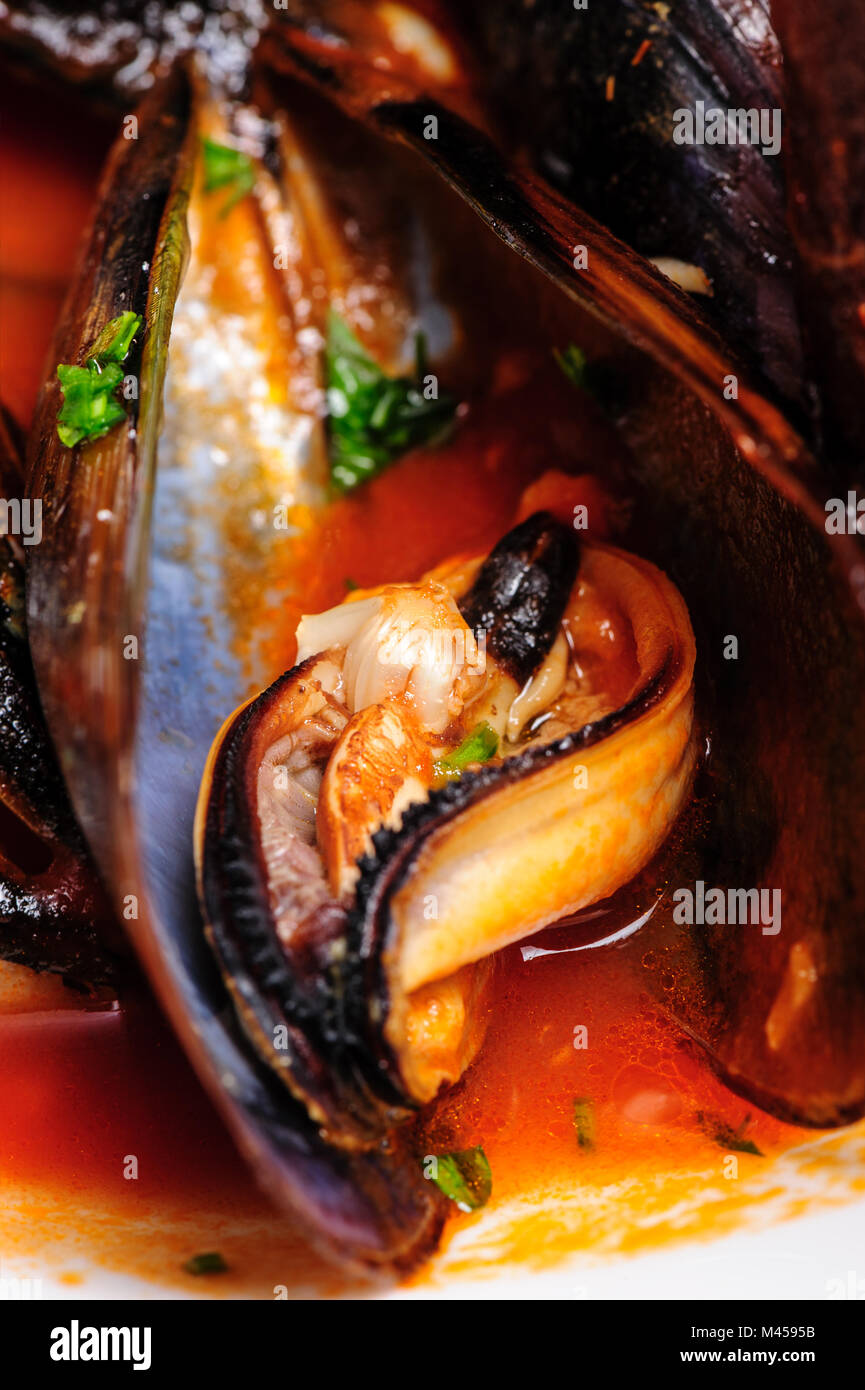 Mussels in italian rustic style Stock Photo - Alamy