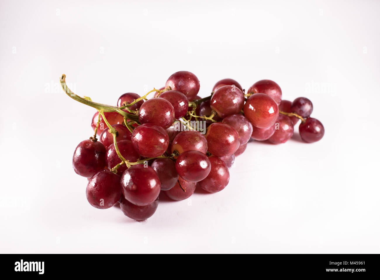 red grapes with stalks isolated on white background. fresh red grapes ...