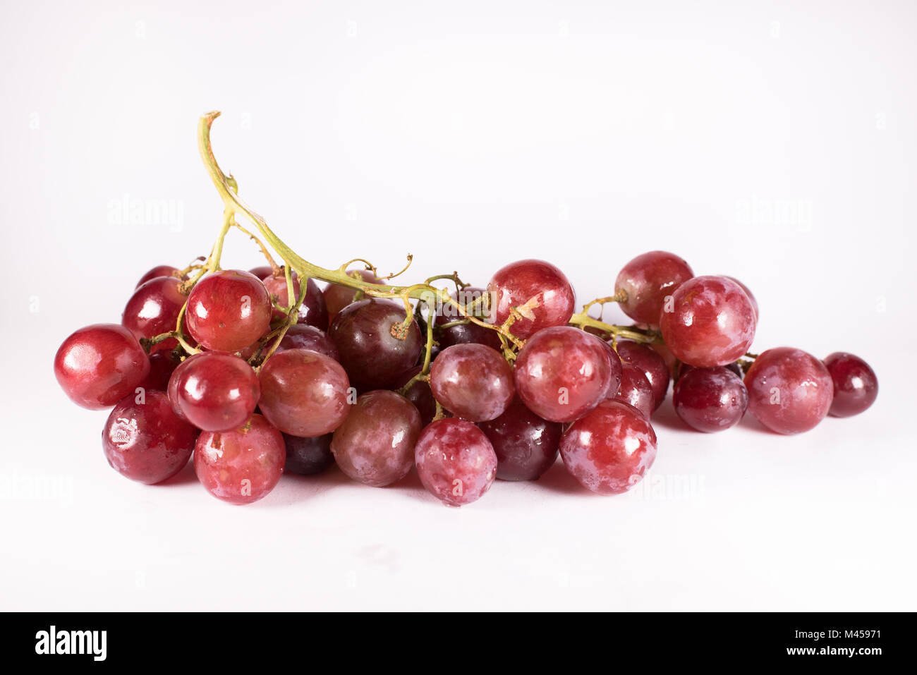 red grapes with stalks isolated on white background. fresh red grapes ...