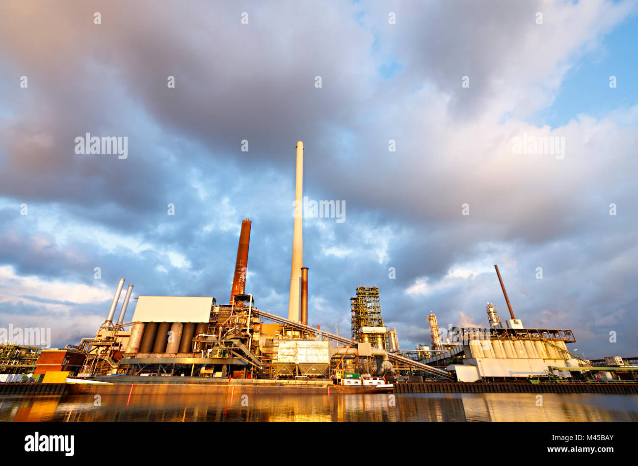 Oil gas refinery sunset hi-res stock photography and images - Alamy