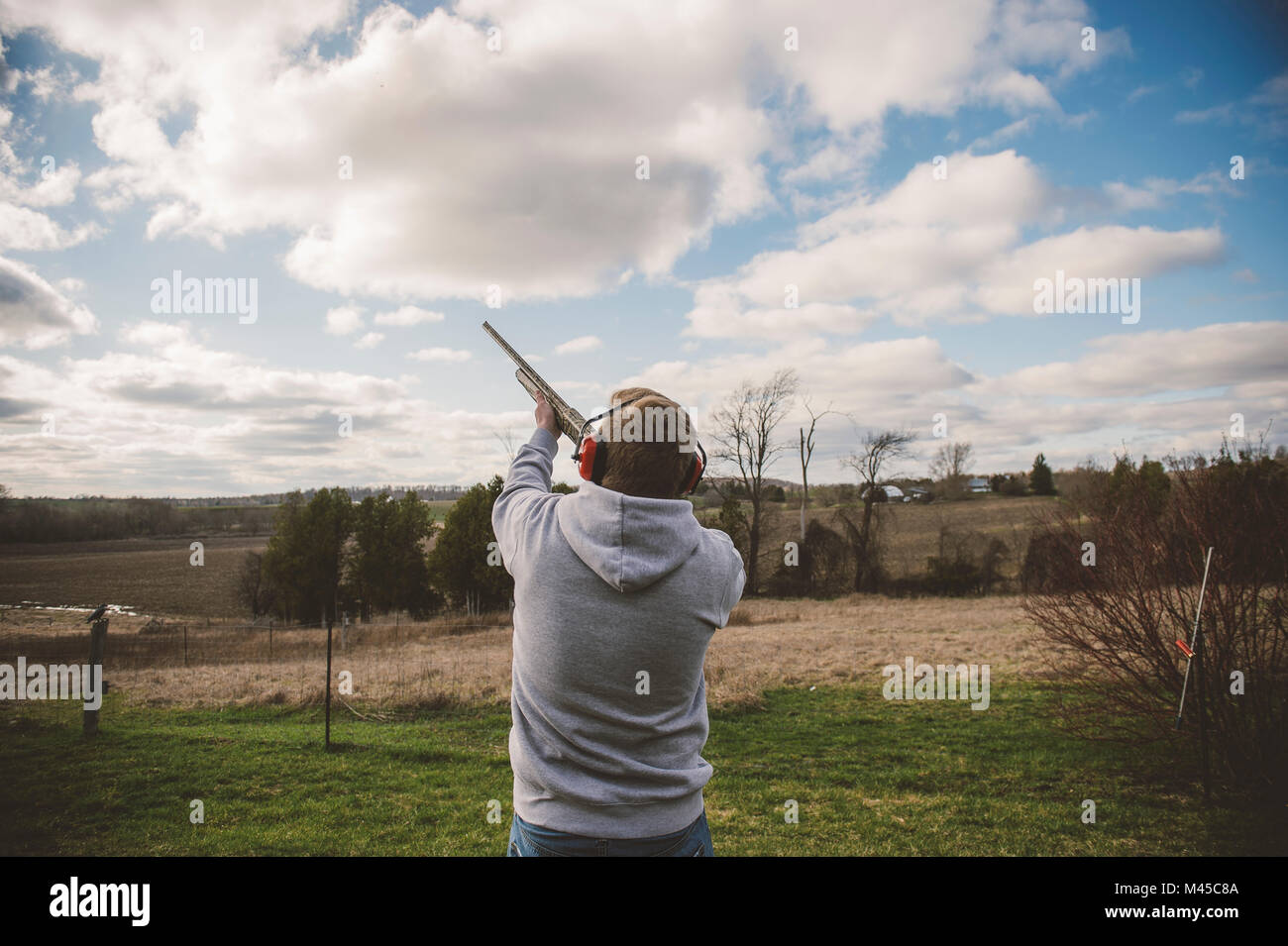 Man aiming shooting from skeet hi-res stock photography and images - Alamy