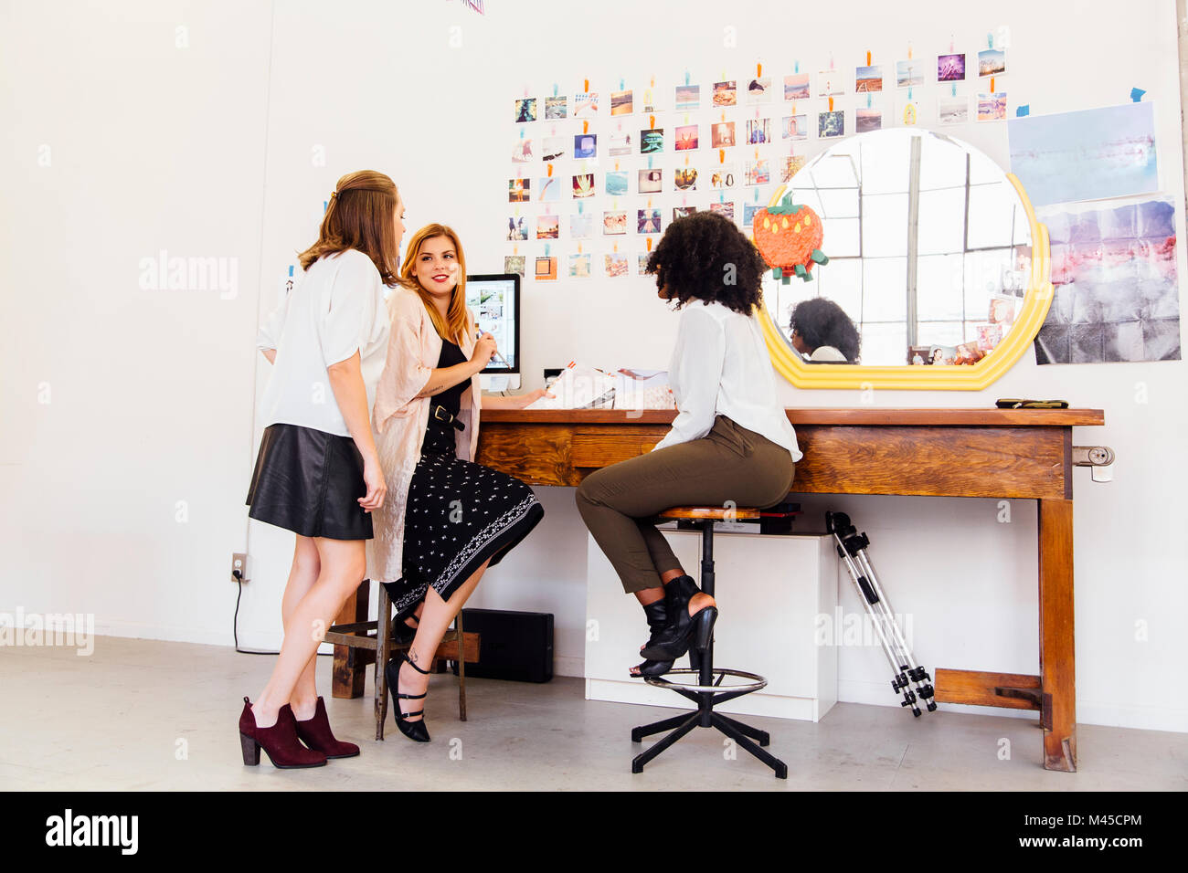 Desk discussion hi-res stock photography and images - Alamy