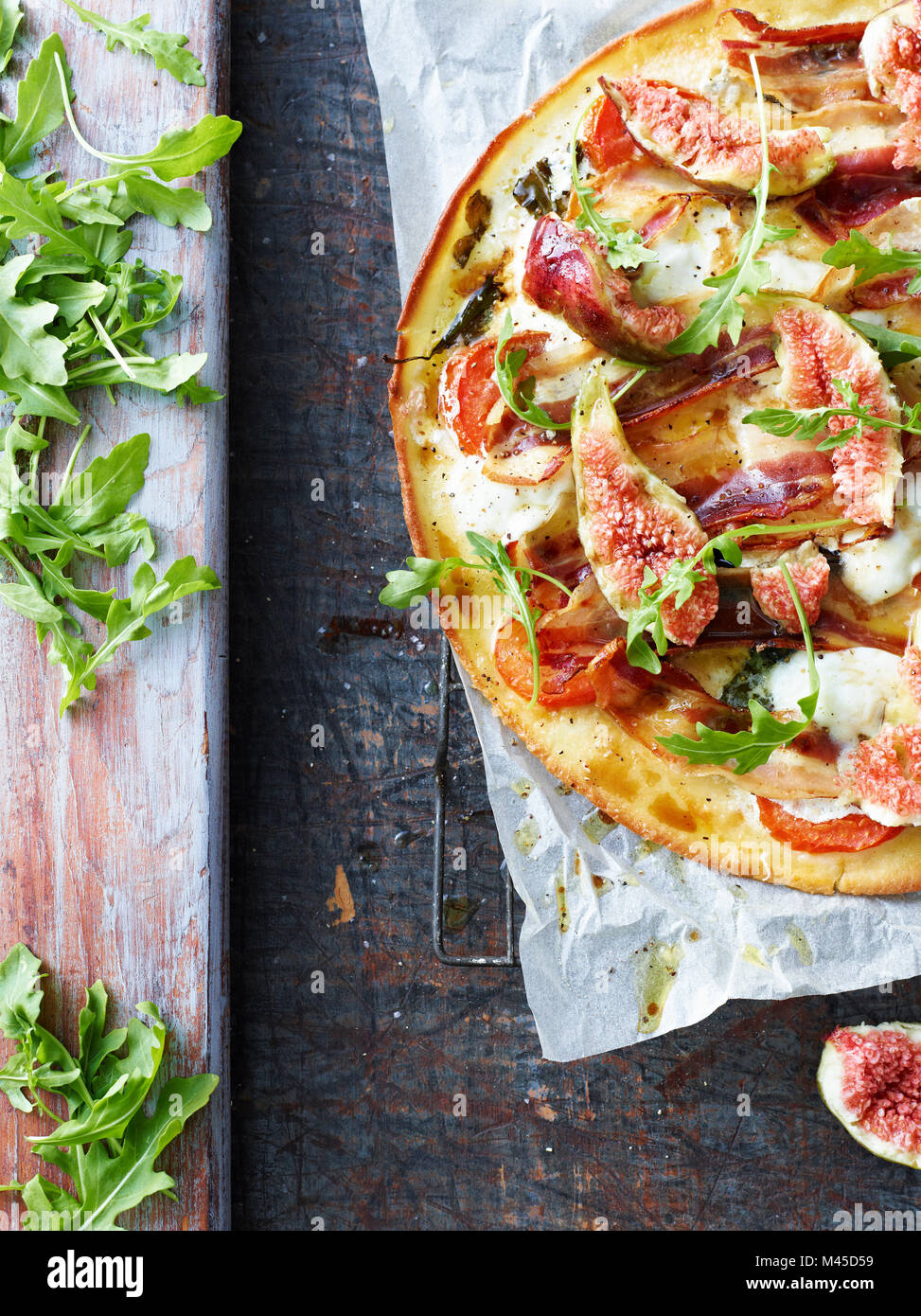 Pizza with rocket hi-res stock photography and images - Alamy