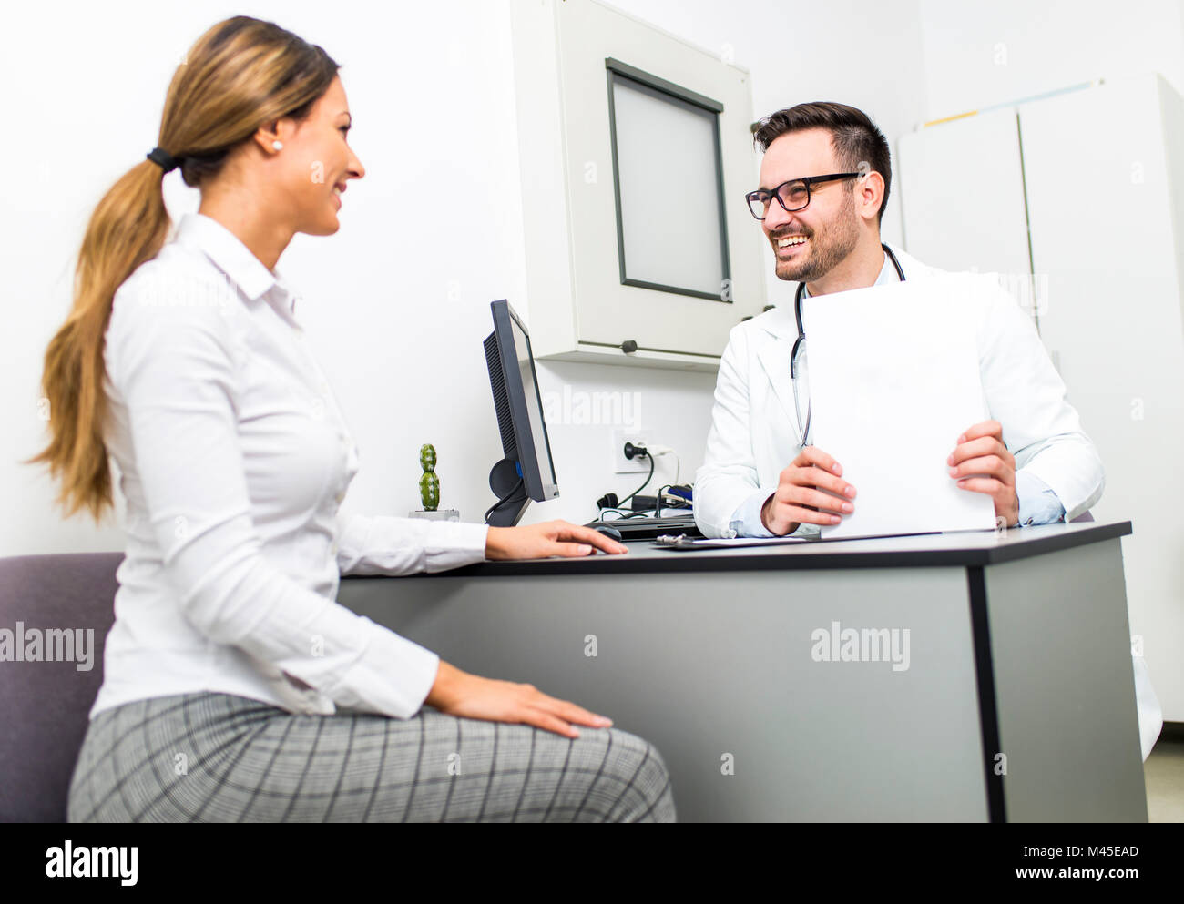 Woman and doctors and checkup hi-res stock photography and images - Alamy