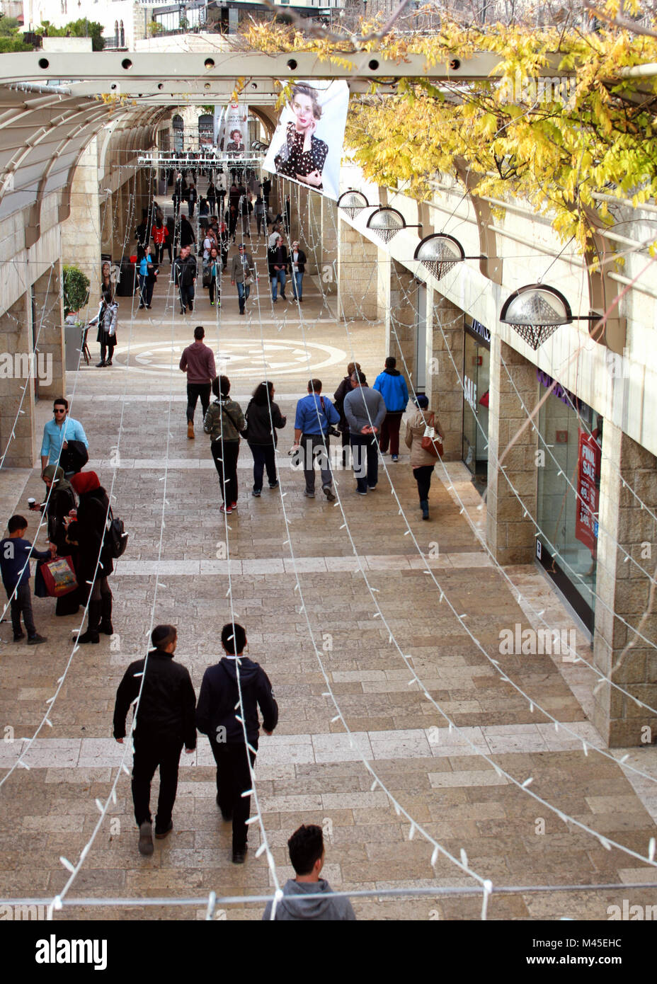 Avenue shopping mall area hi-res stock photography and images - Alamy