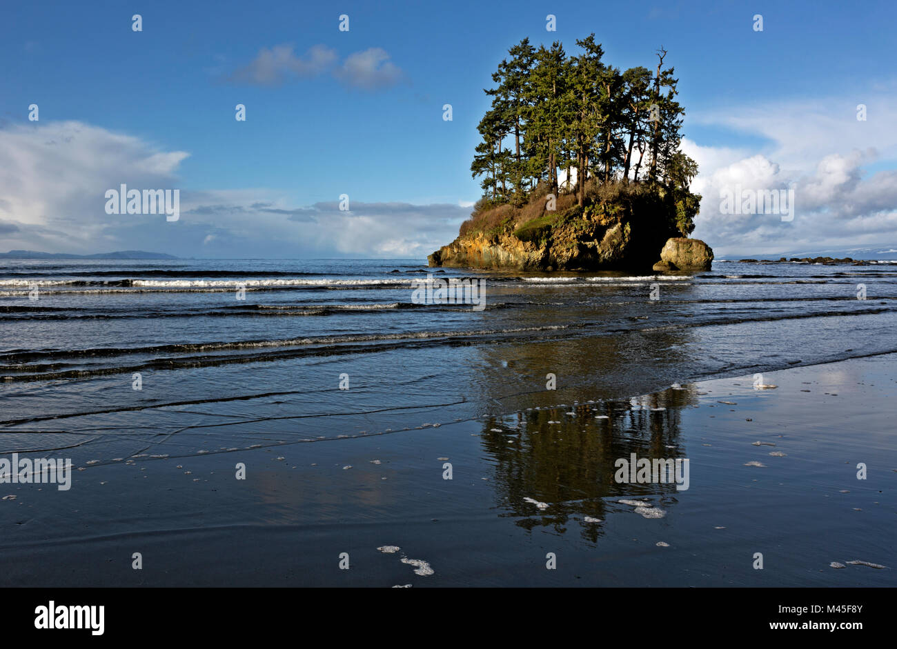 WA13418-00...WASHINGTON - Small island in Crescent Bay near Tongue ...