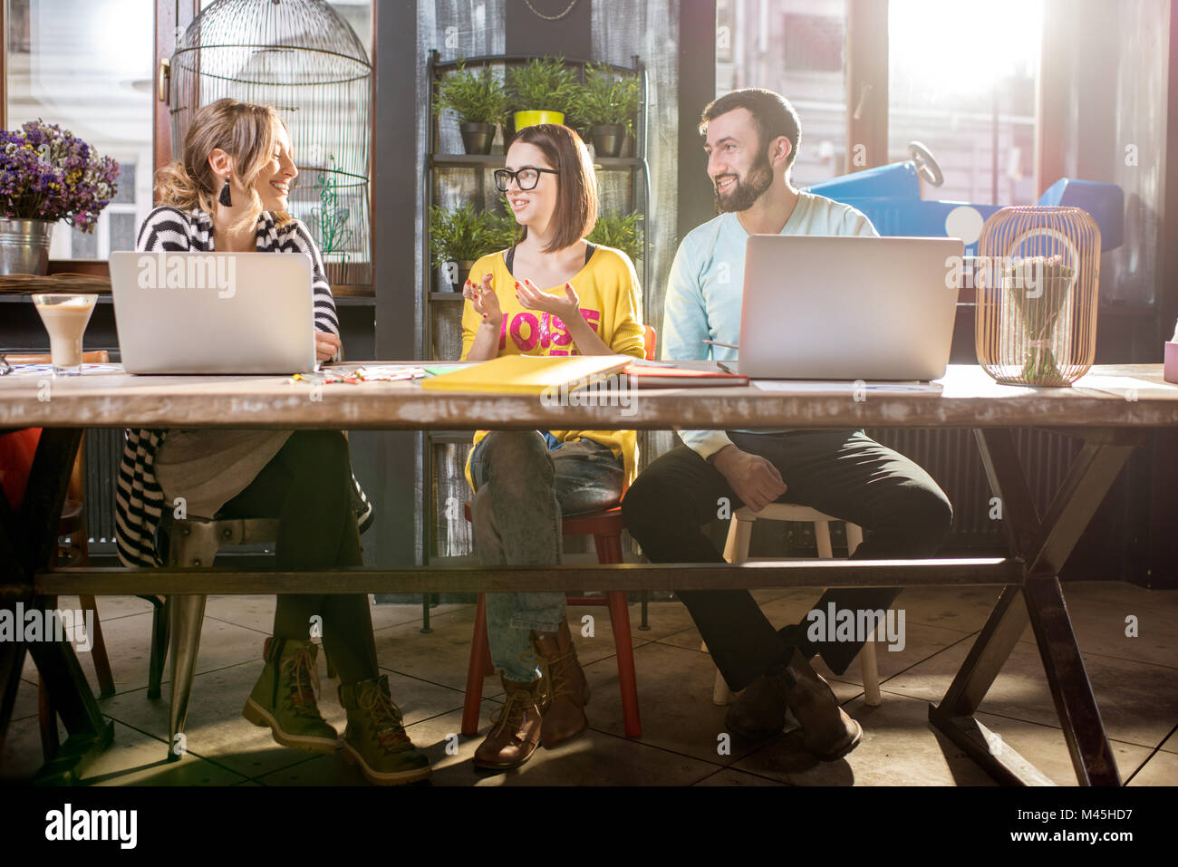 Group of people full body hi-res stock photography and images - Alamy