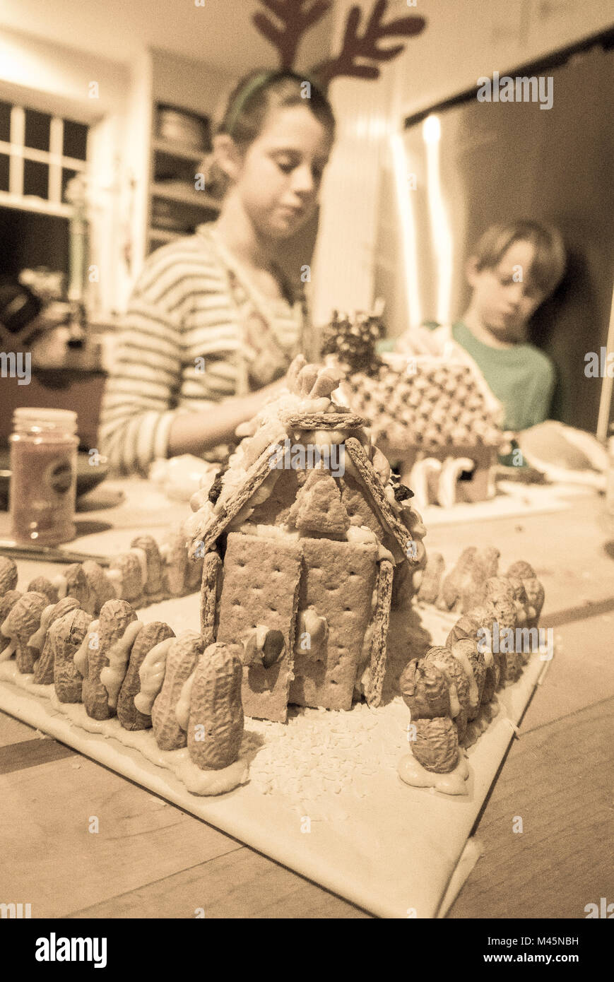 two children decorate gingerbread houses Stock Photo - Alamy