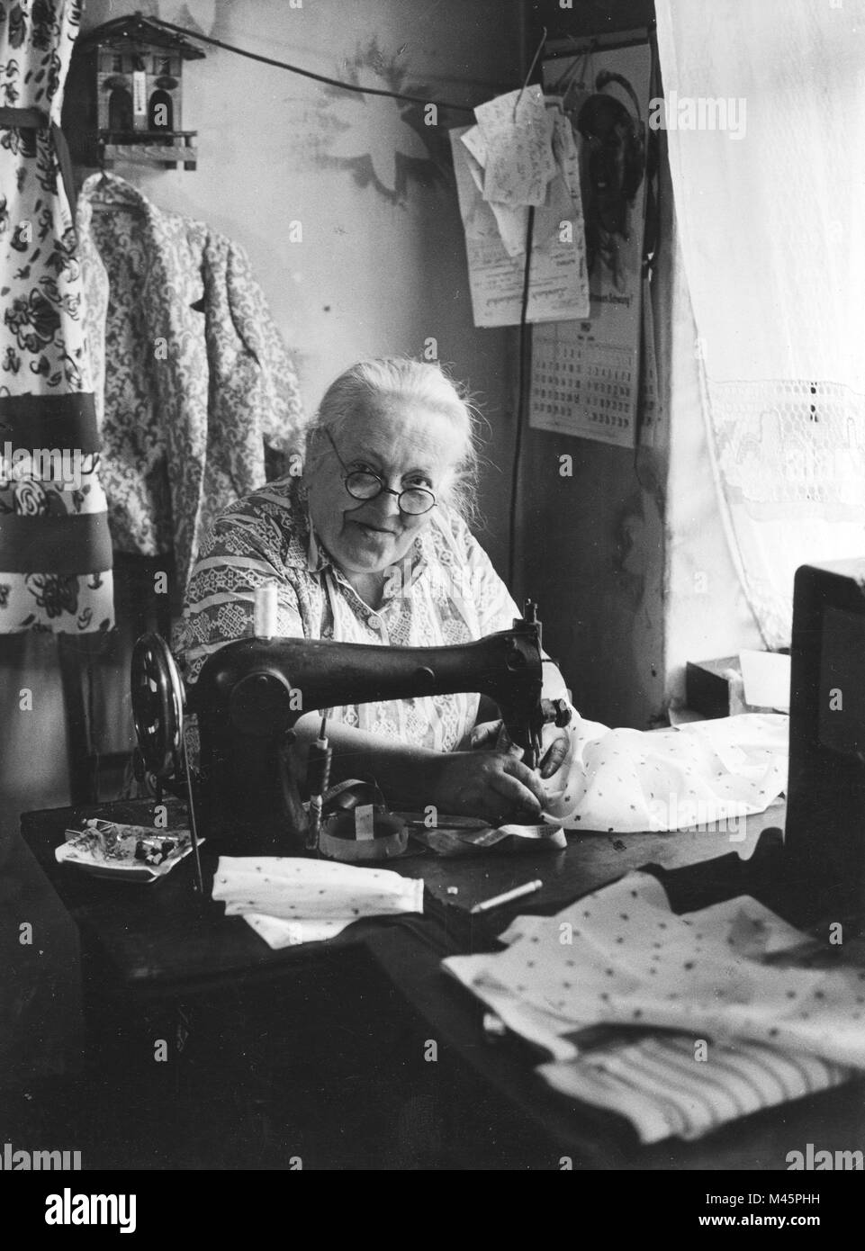 1950s sewing machine Black and White Stock Photos & Images - Alamy