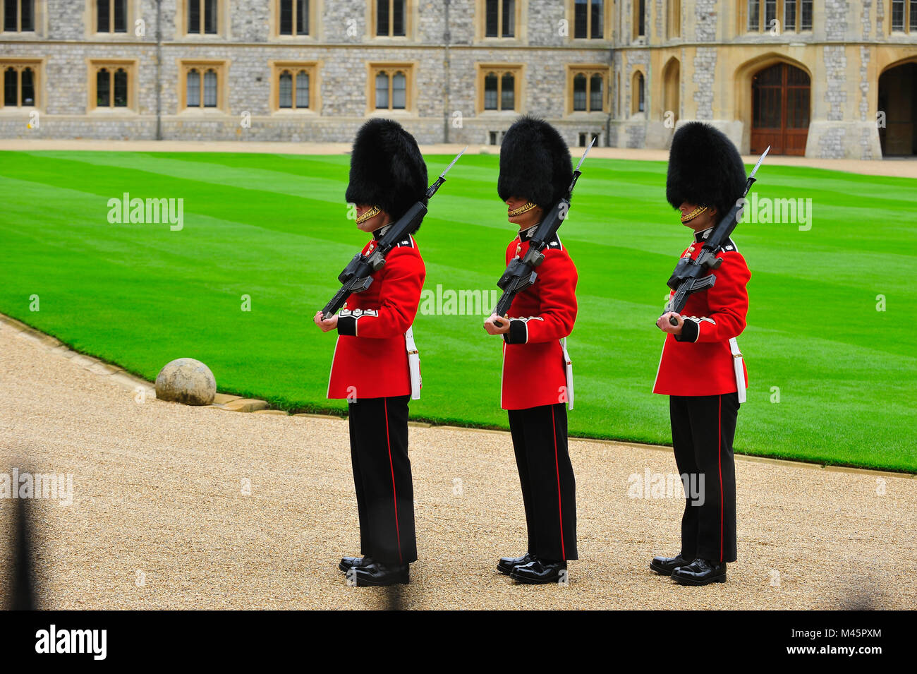 Queens guards hi-res stock photography and images - Alamy