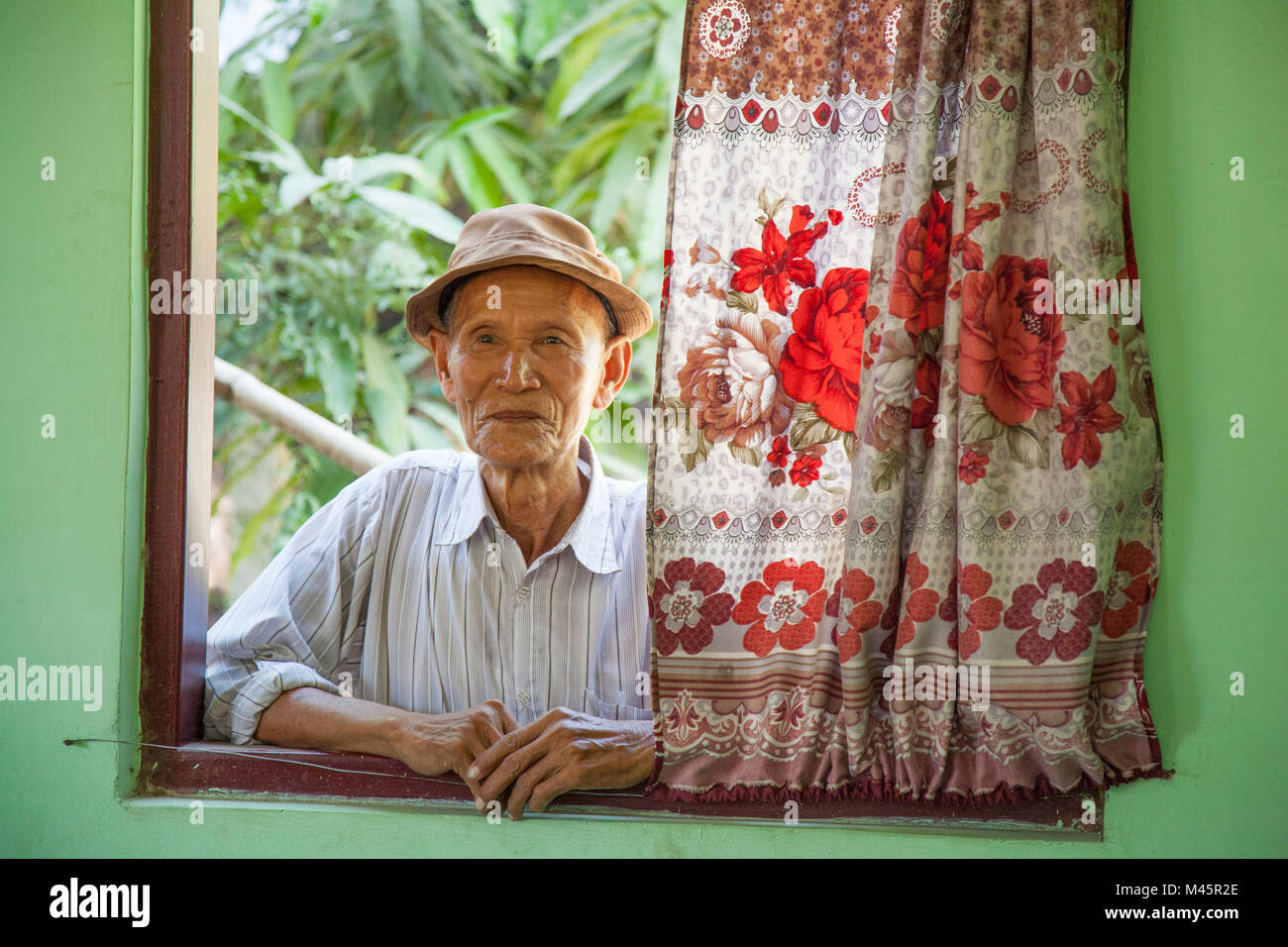 Local burmese man smiling at local market in Myanmar Stock Photo - Alamy
