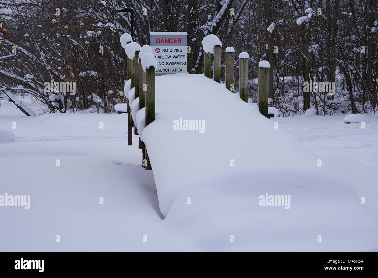 Dock for season hi-res stock photography and images - Alamy