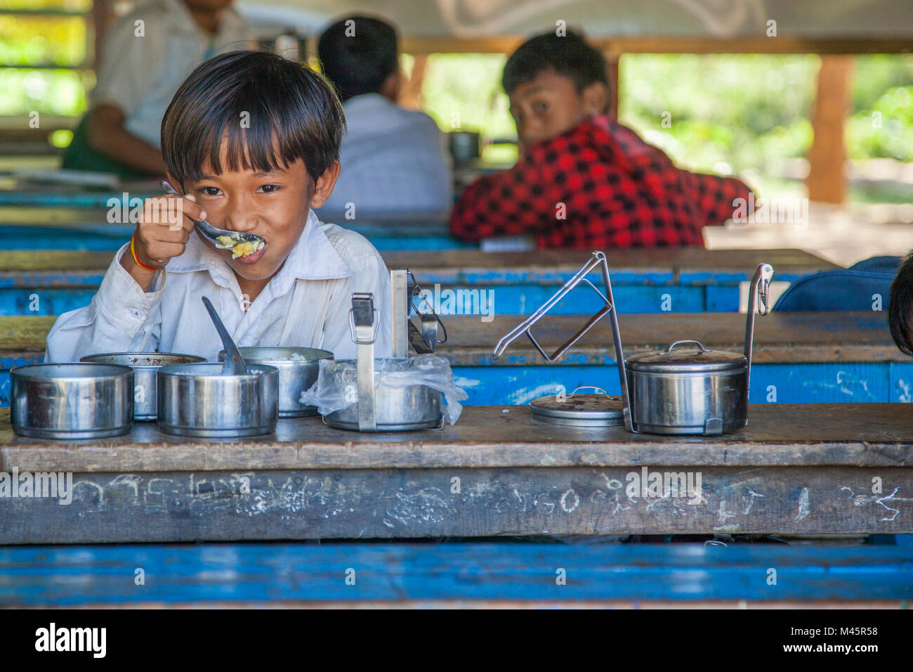 Boys eating lunch in cafeteria hi-res stock photography and images - Alamy