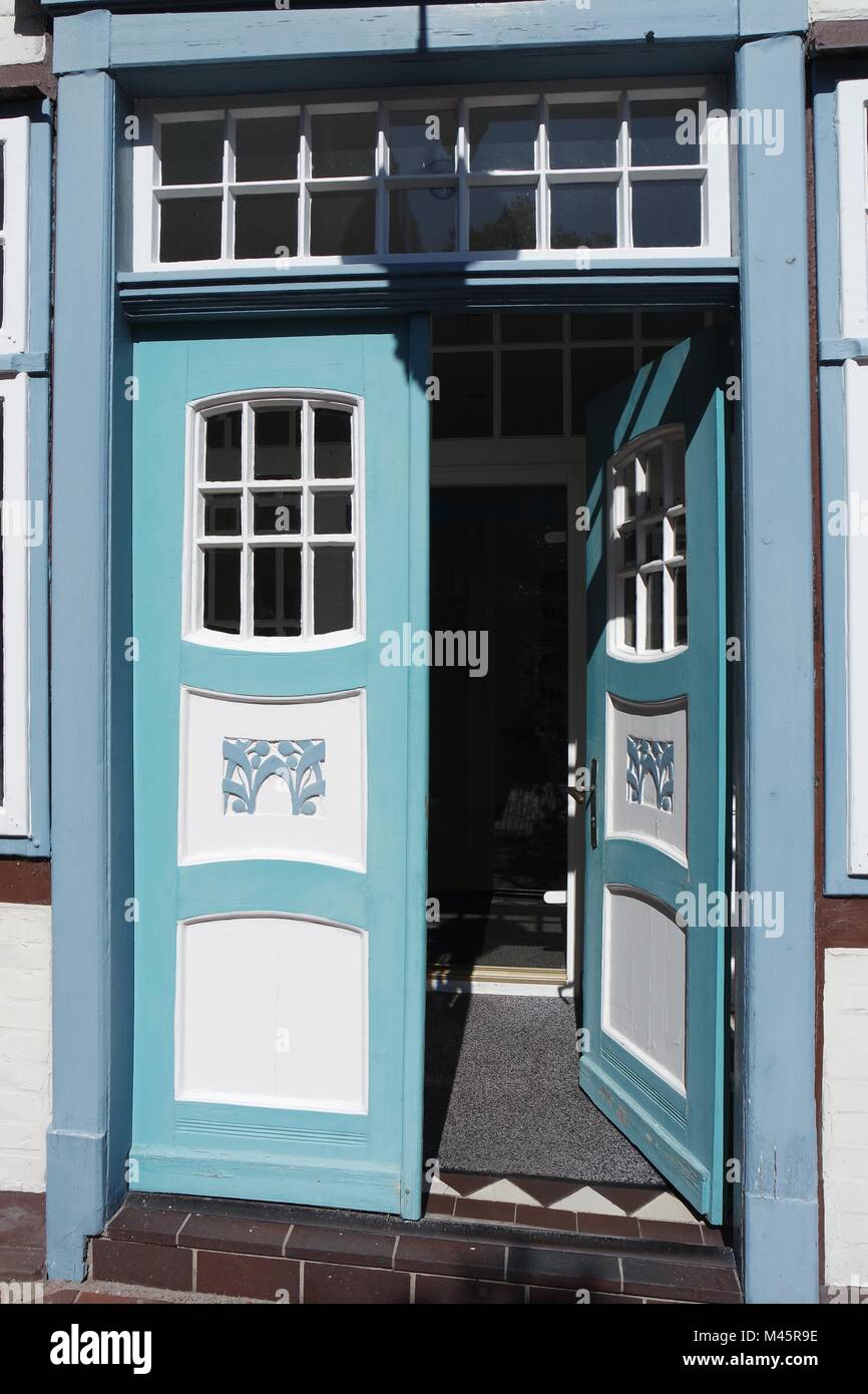 Opened door hi-res stock photography and images - Alamy